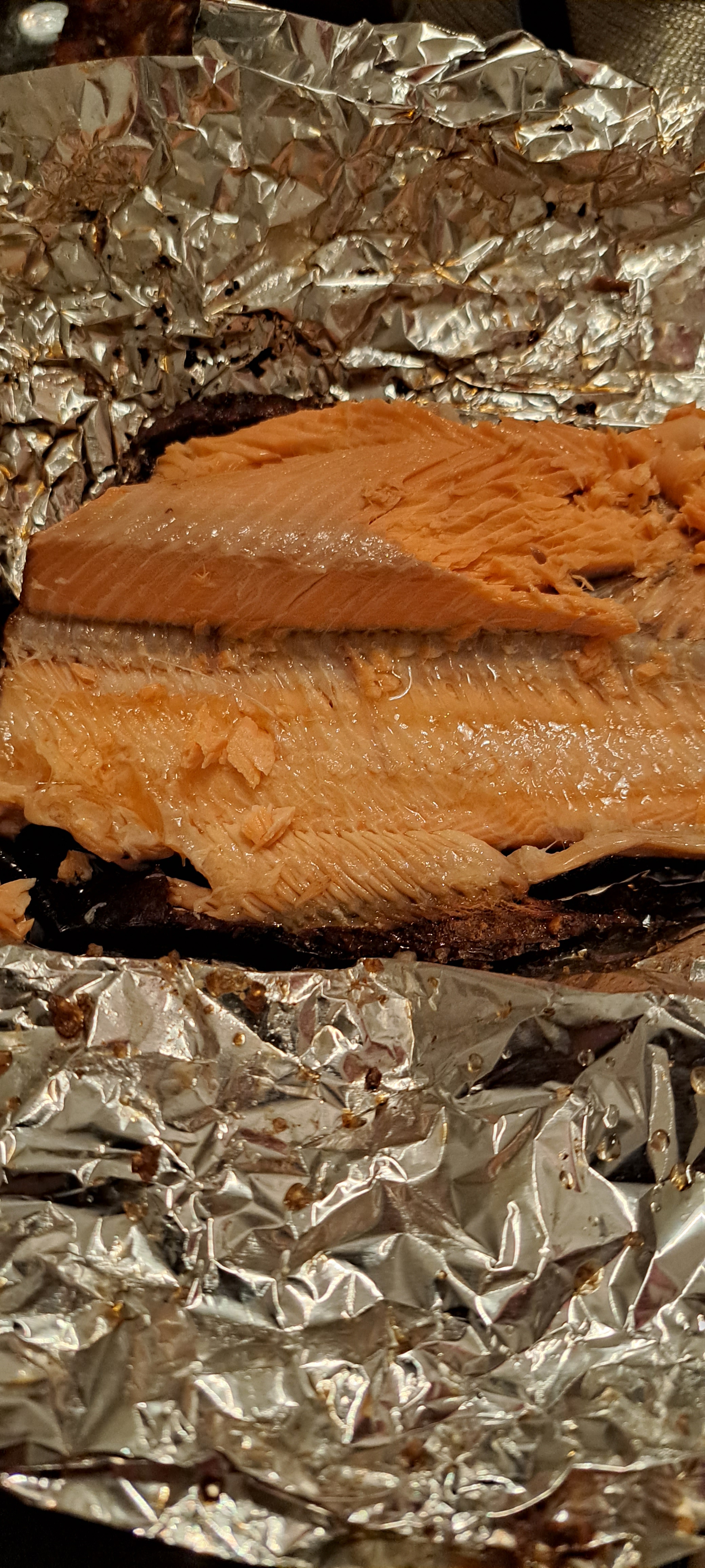 KOTIRUOKA. KALA RUOKA. Suomalainen KIRJOLOHI. SAVUSTETTUNA, Uunissa ...