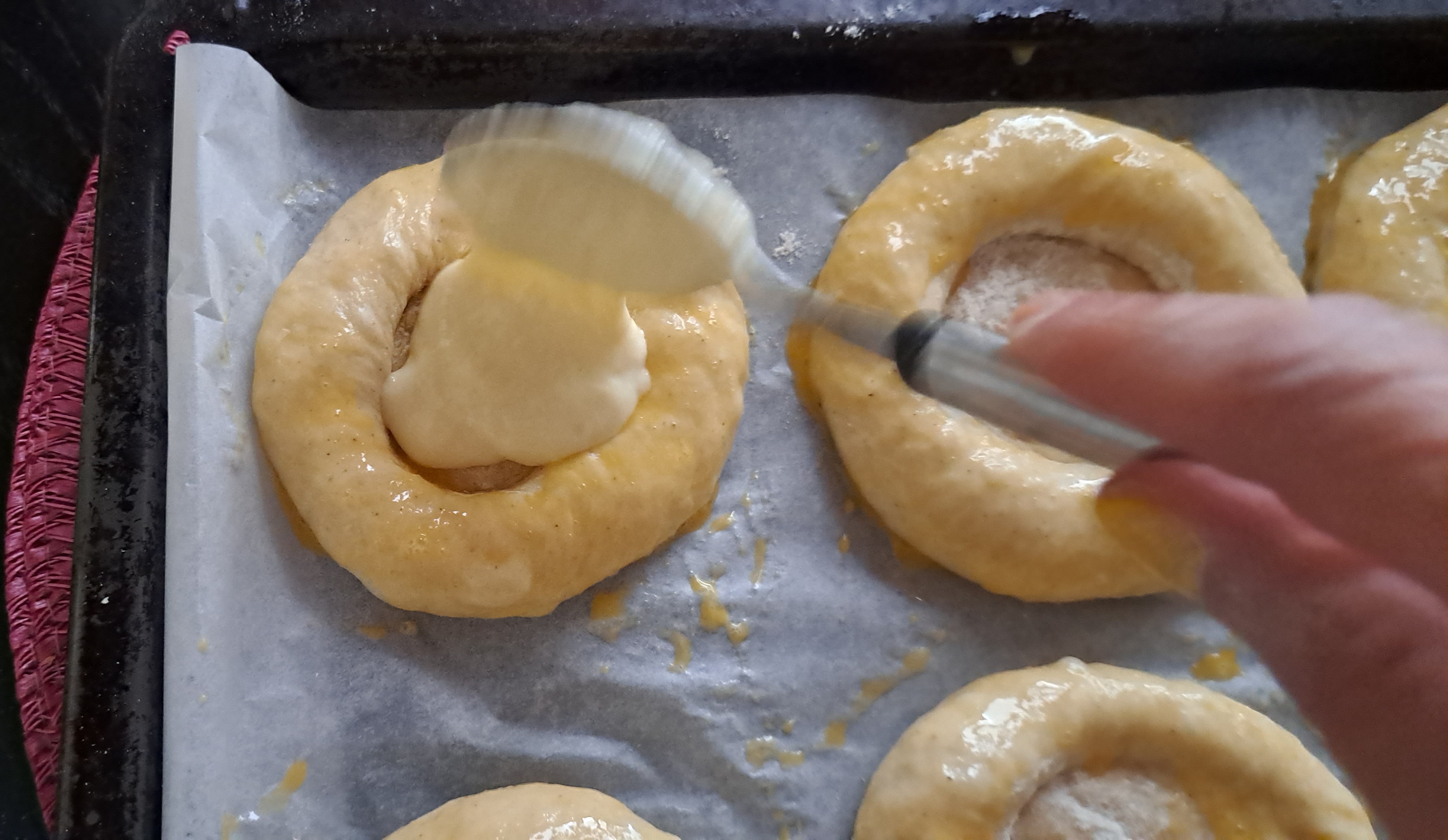 KOTI&LEIVONTA. LEIVONNAISET PÄÄSIÄINEN 2025…KAHVIPÖYTÄ ja RUOKAPÖYTÄ ...